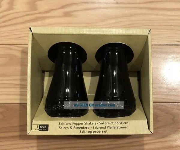 " Shiny Black " LE CREUSET Salt & Pepper Shakers Set NWT Stoneware 4 Oz ...