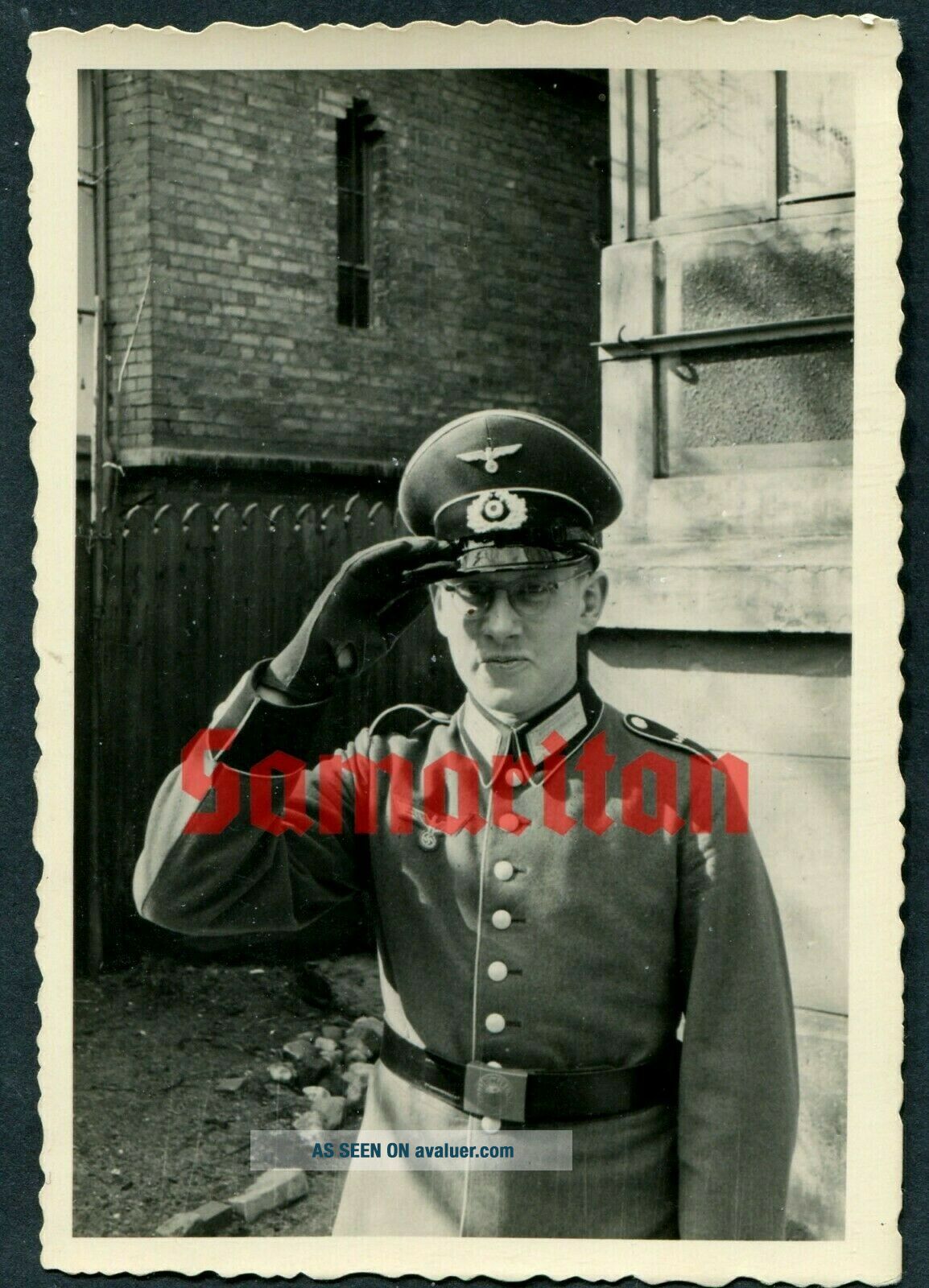 C6 WW2 GERMAN WEHRMACHT PHOTOGRAPH OF AN OFFICER SALUTING | #47772746