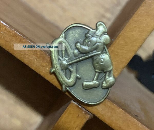 WALT DISNEY CAST MEMBER ONE YEAR ANNIVERSARY LAPEL PIN Disney Store ...
