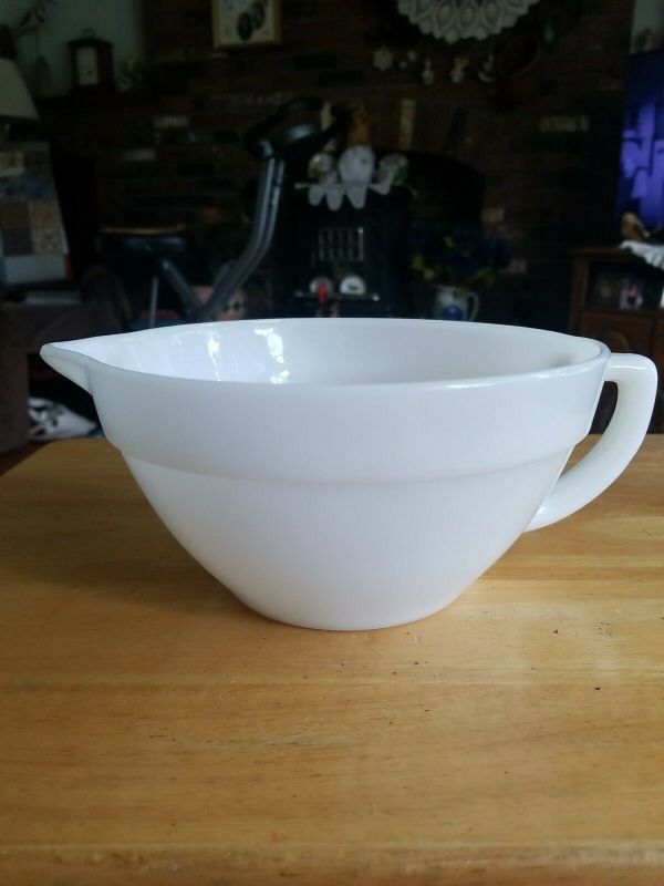 FIRE KING OVEN WARE WHITE MILK GLASS BATTER MIXING BOWL POUR SPOUT & D ...